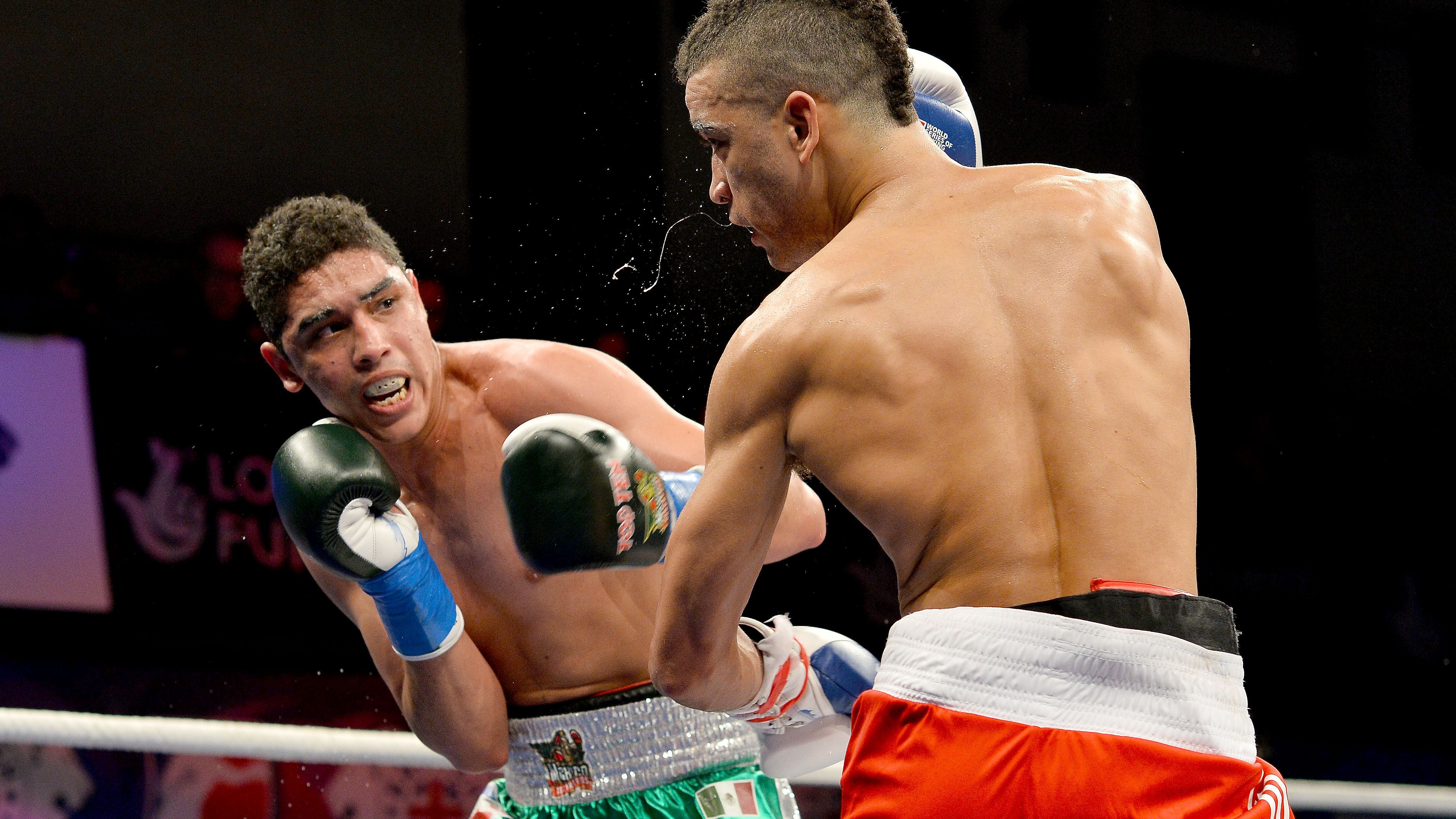 Firma Raúl Curiel con Frank Espinoza y Golden Boy Promotions