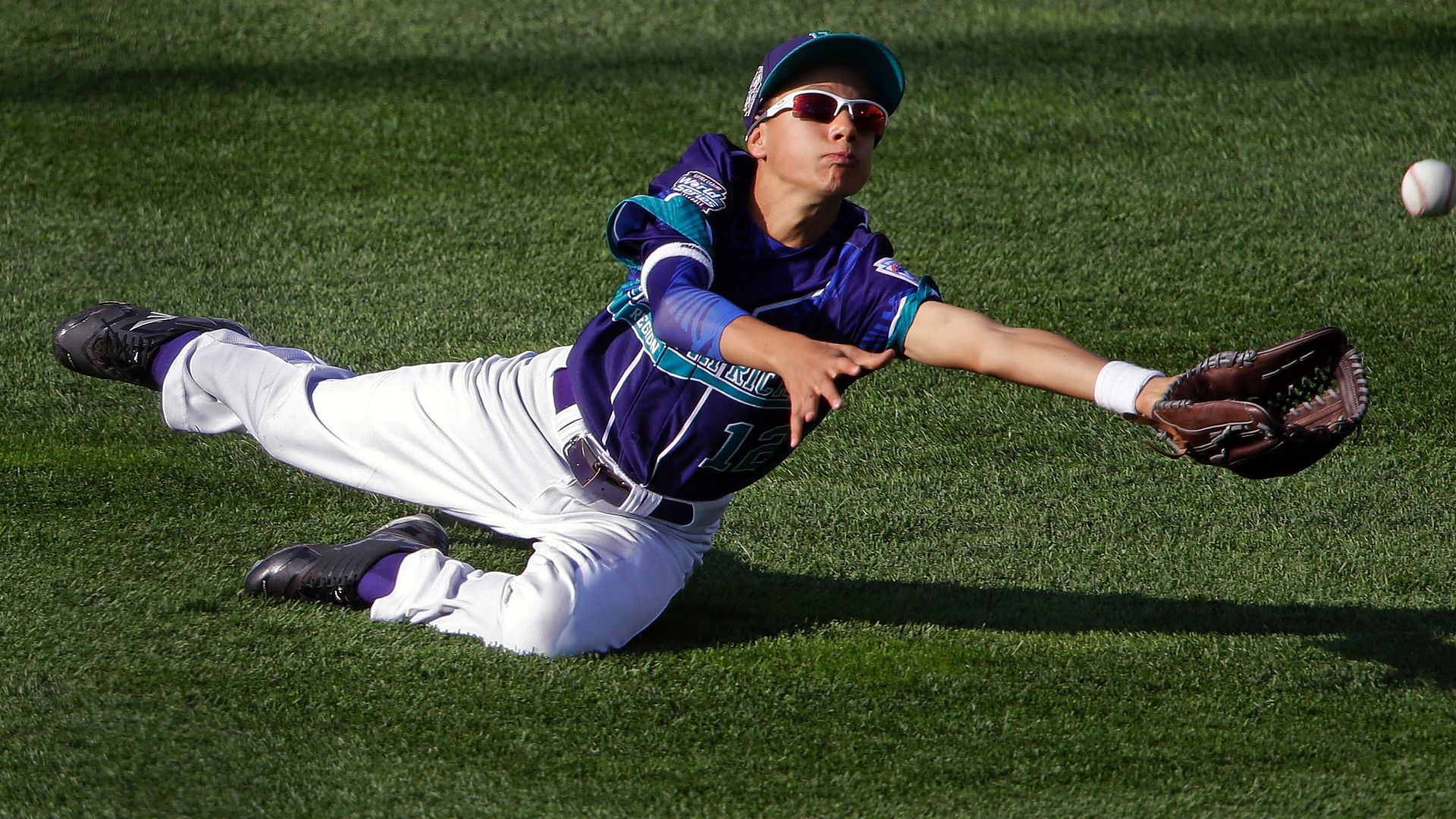 Italian little leaguer lays out for amazing diving catch - ESPN Video