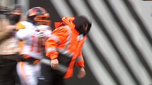 Wildcats WR flattens security guard after running out of bounds - ESPN ...