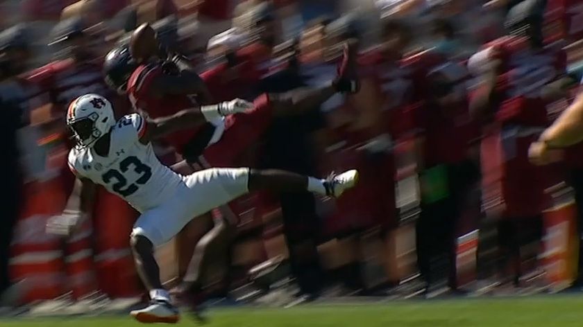 Smith makes sensational catch while falling to the ground - ESPN Video