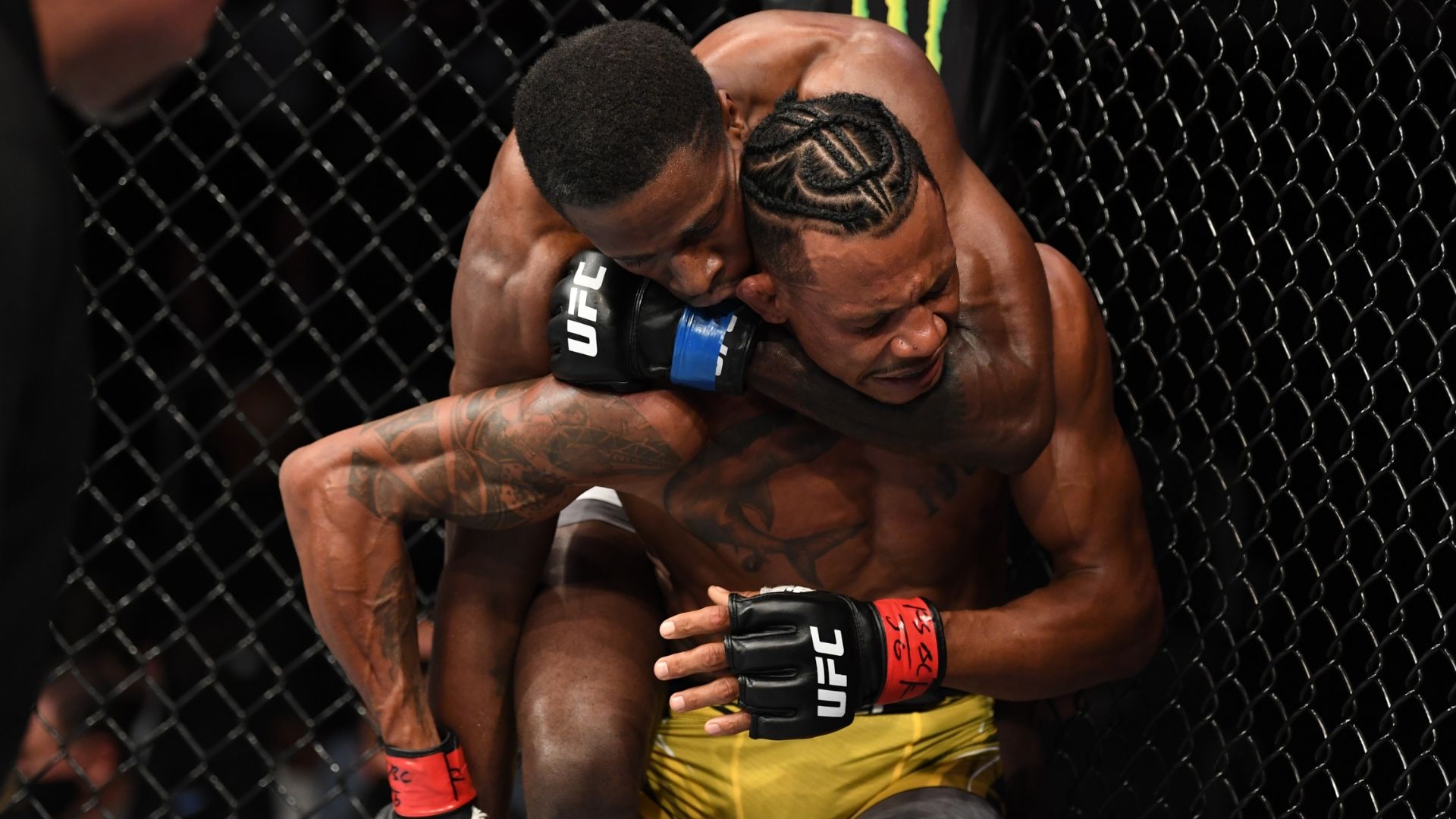 Randy Brown forces Alex Oliveira to tap out via rear naked choke - ESPN ...
