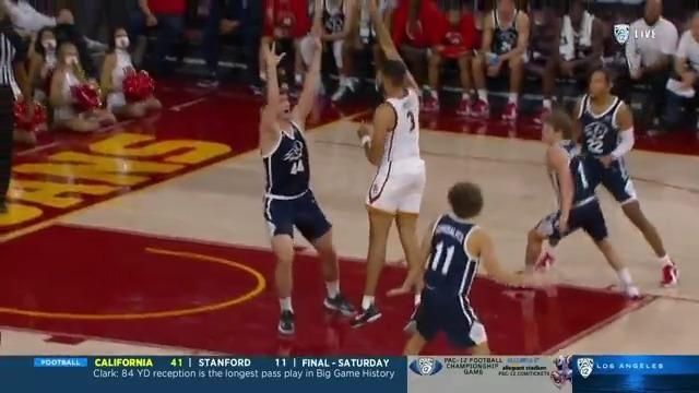 Mobley passes to teammate for easy basket - ESPN Video