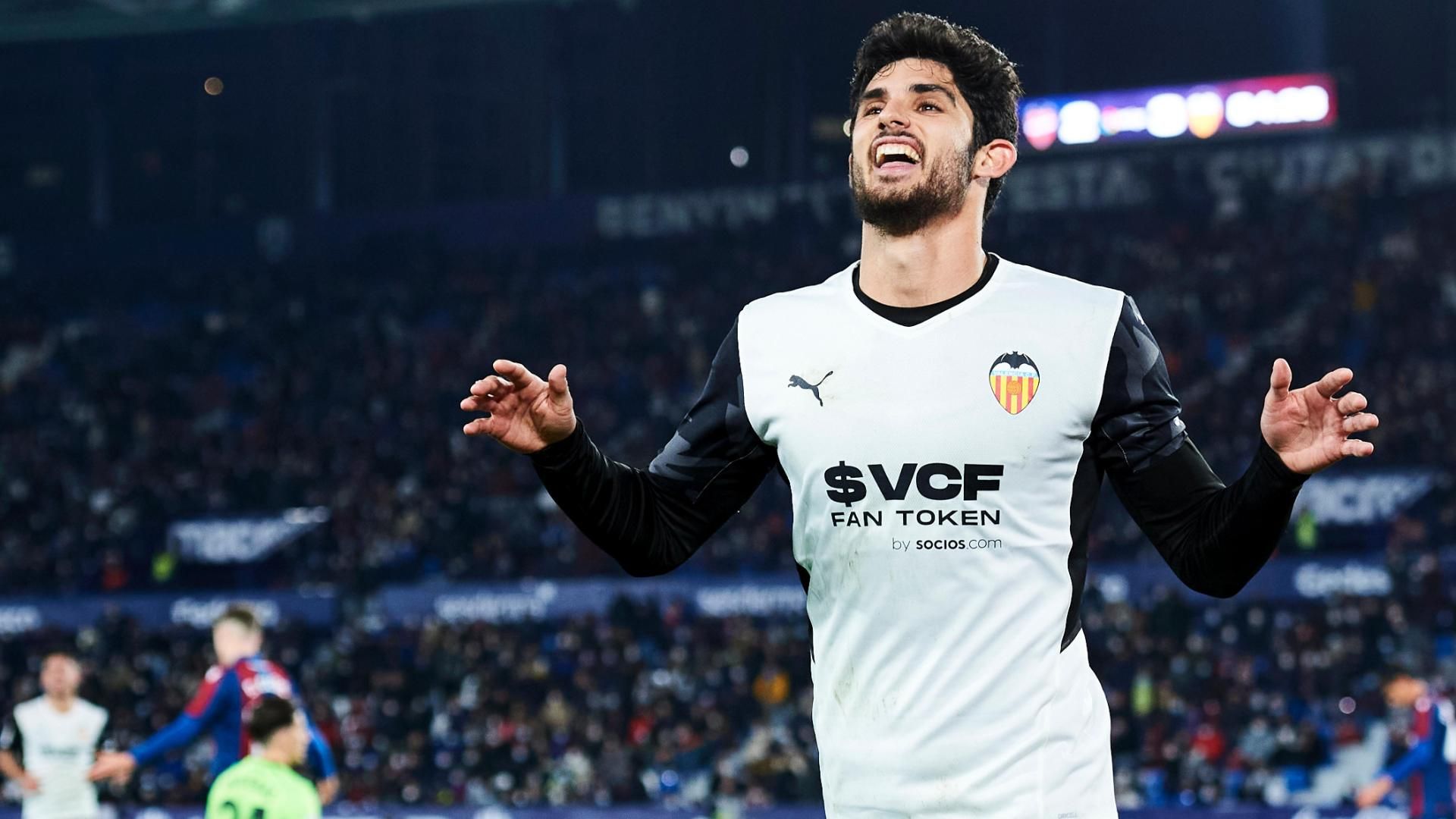 Valencia storms back to win thrilling derby over Levante - ESPN Video