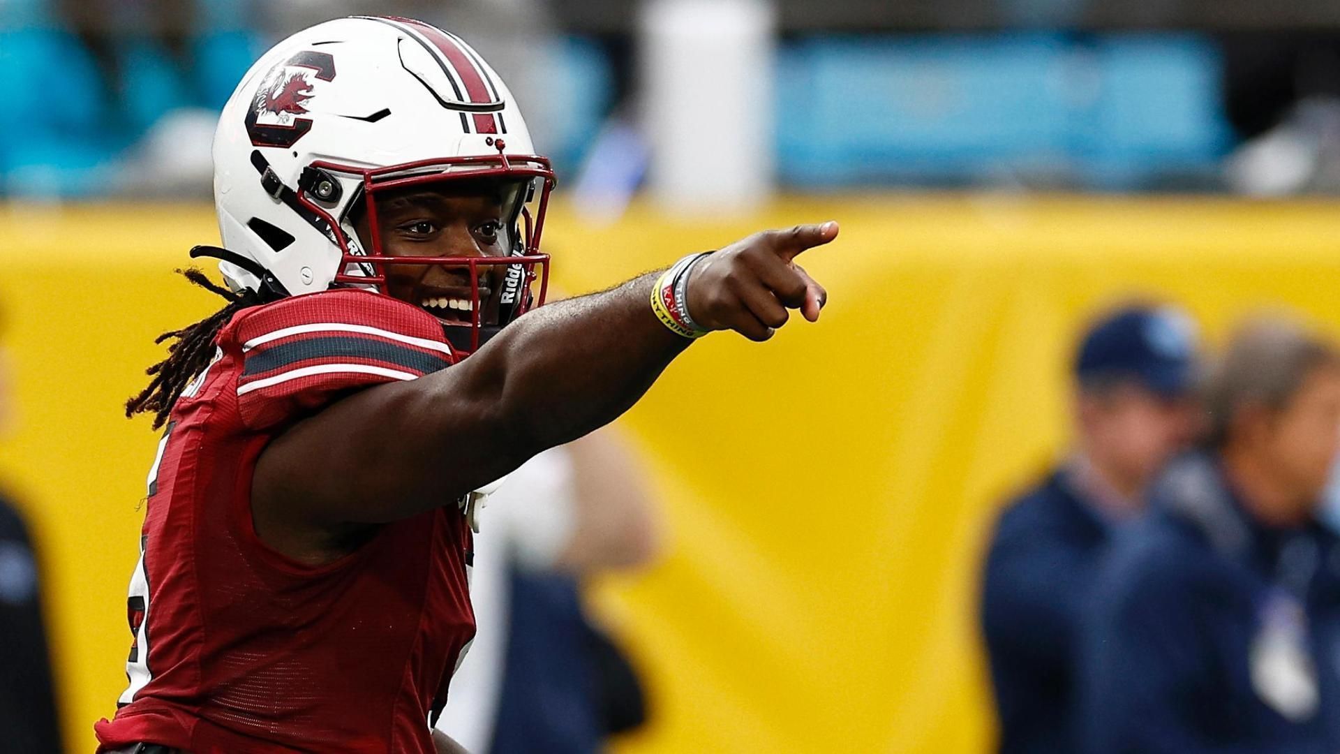 South Carolina WR's first pass of the season is an absolute dime - ESPN ...