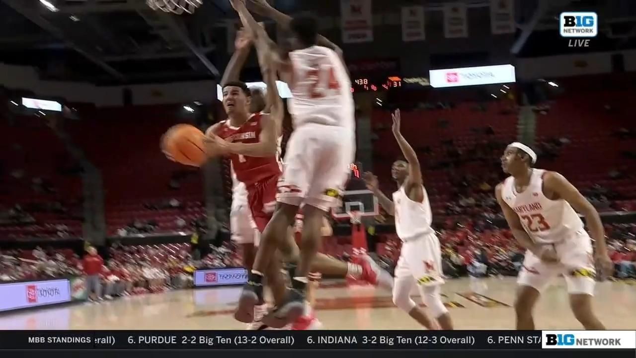 Johnny Davis somehow sinks acrobatic shot in traffic for Wisconsin ...