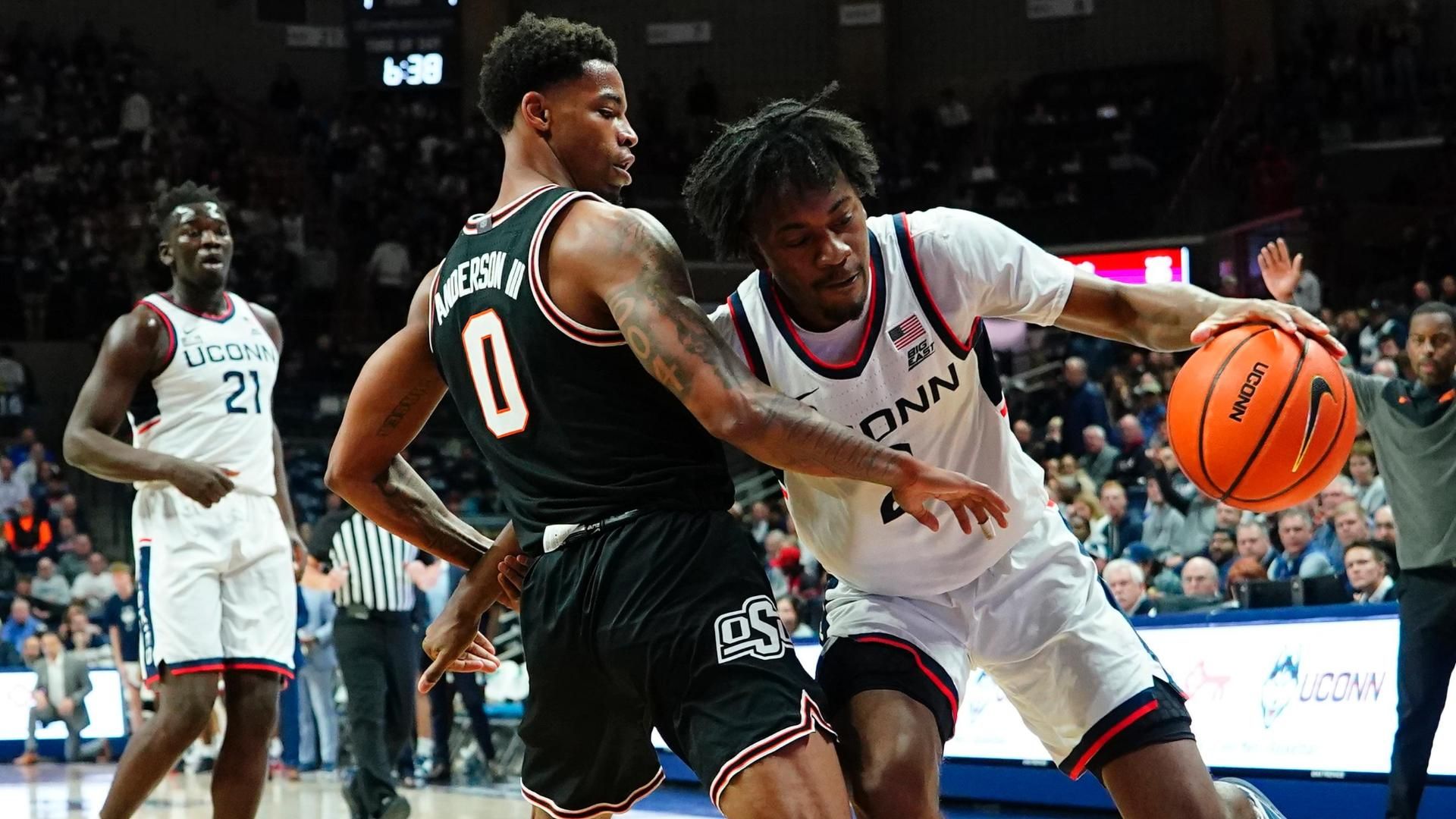 UConn goes on 15-0 run in 1st half to take double-digit halftime lead ...