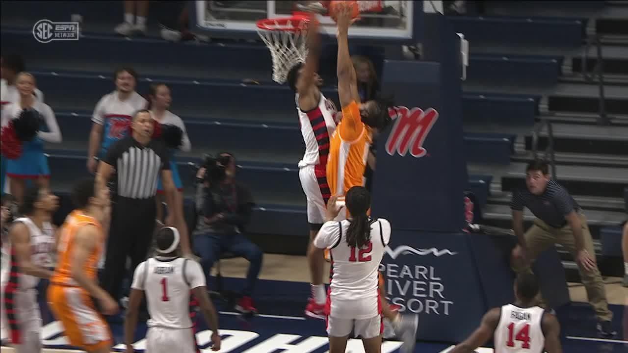 Theo Akwuba elevates for the bigtime stuff - ESPN Video