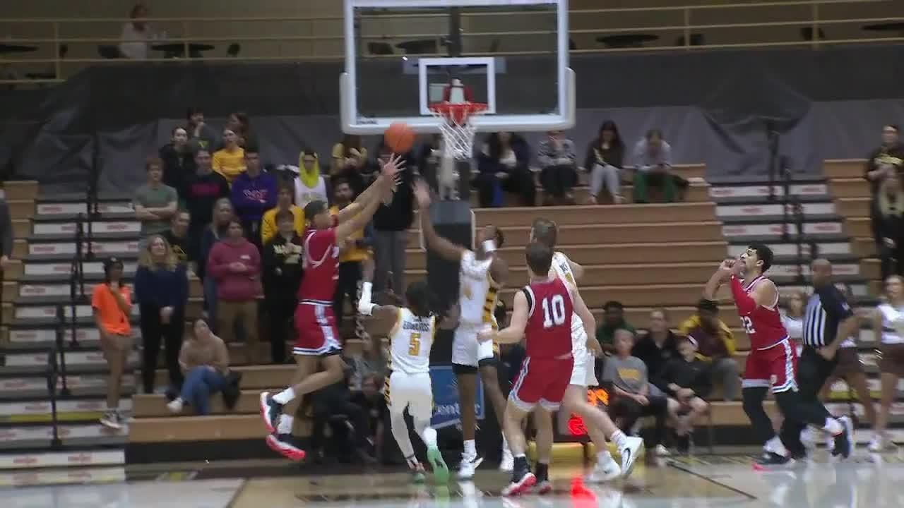 Darius Hannah shows off vision with nice pass vs. Valparaiso Crusaders ...