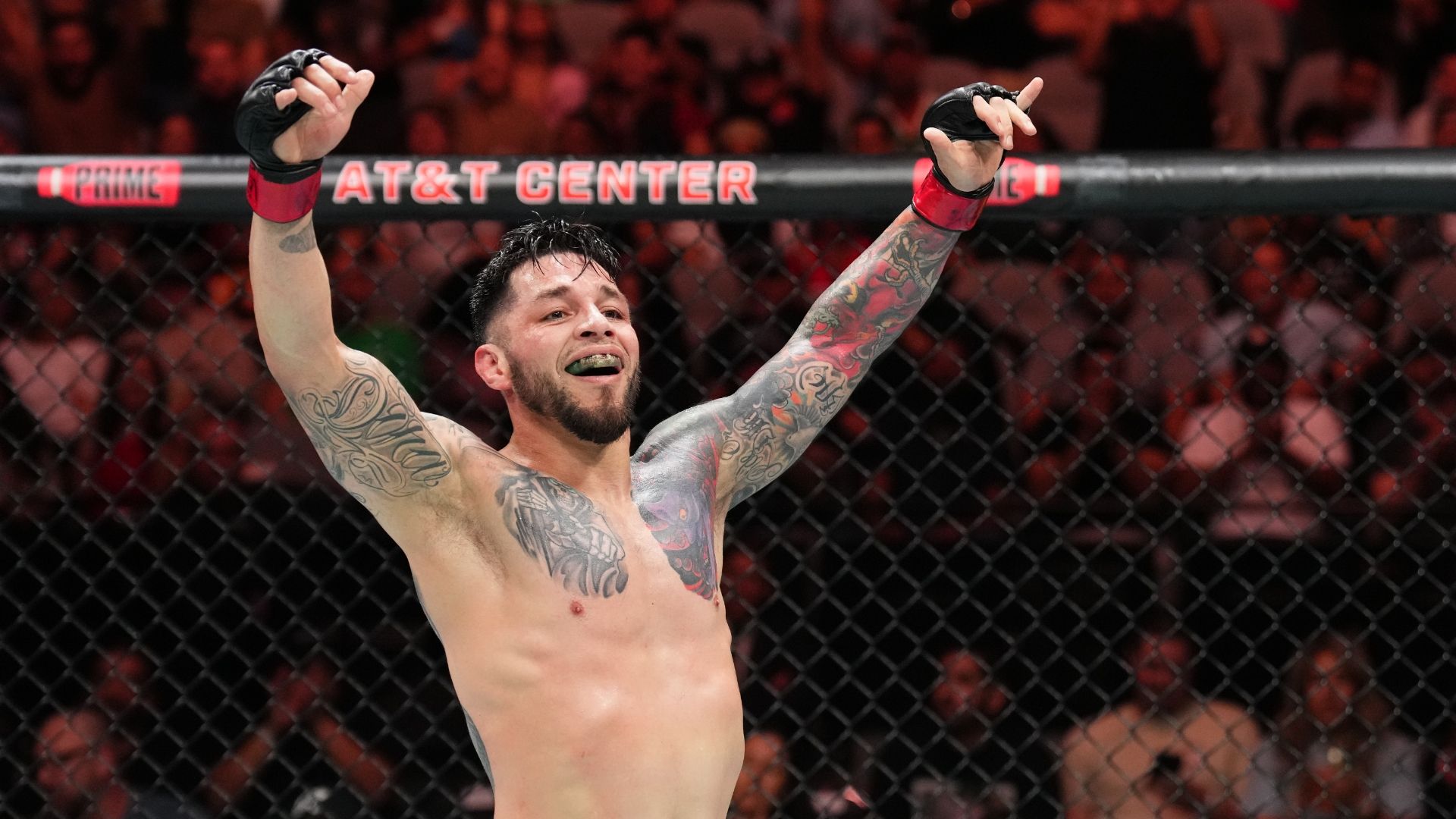 Daniel Pineda uses guillotine choke to grab submission victory - ESPN Video