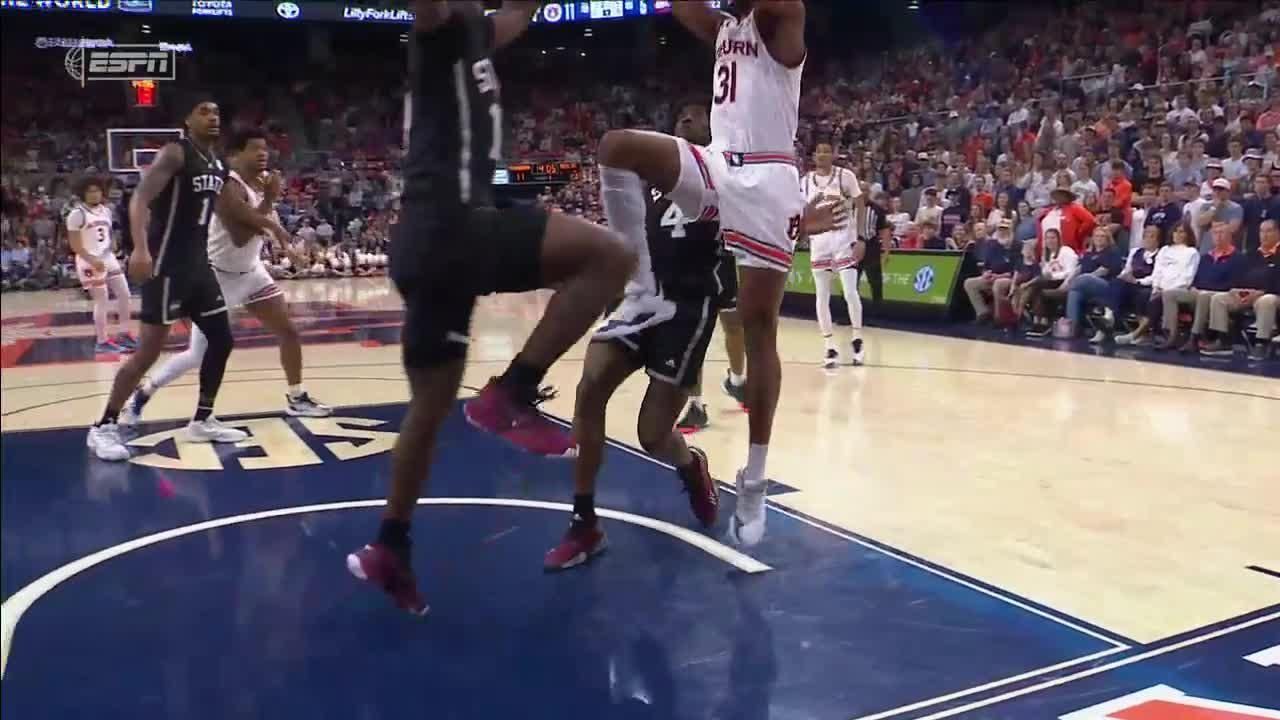 Chaney Johnson throws down powerful jam vs. Mississippi State Bulldogs ...