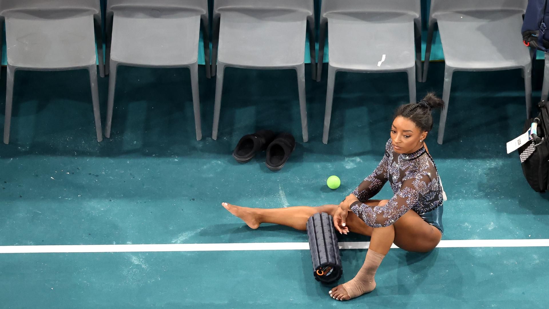 Simone Biles leads the U.S. in qualifiers despite leg discomfort - ESPN ...
