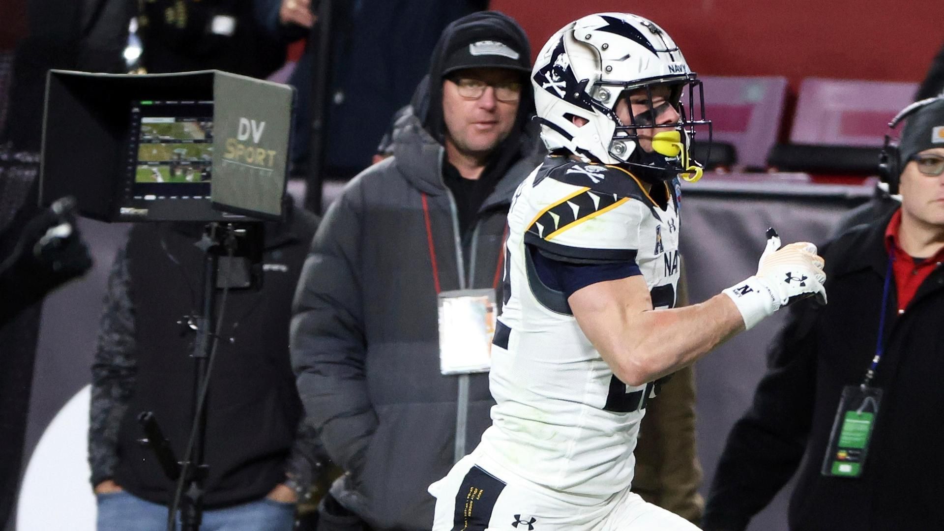 Eli Heidenreich races home for a 52-yard Navy TD - ESPN Video