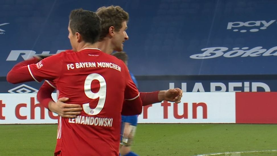 Lewandowski shows off his strength to put Bayern up 2-0 - ESPN Video