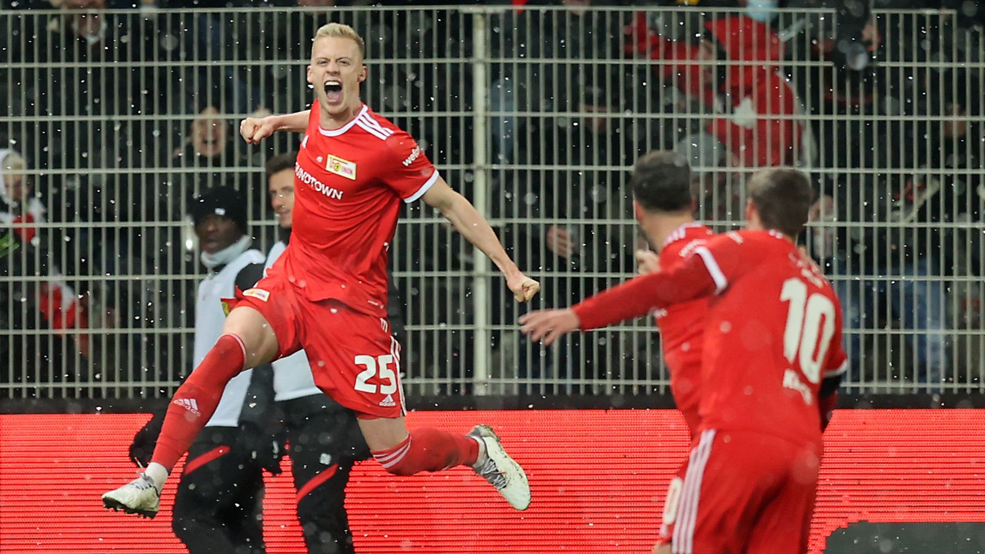 A night of firsts as Union beats Leipzig in the snow - ESPN Video