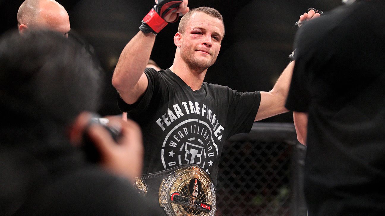 Curran regains title by submission - ESPN