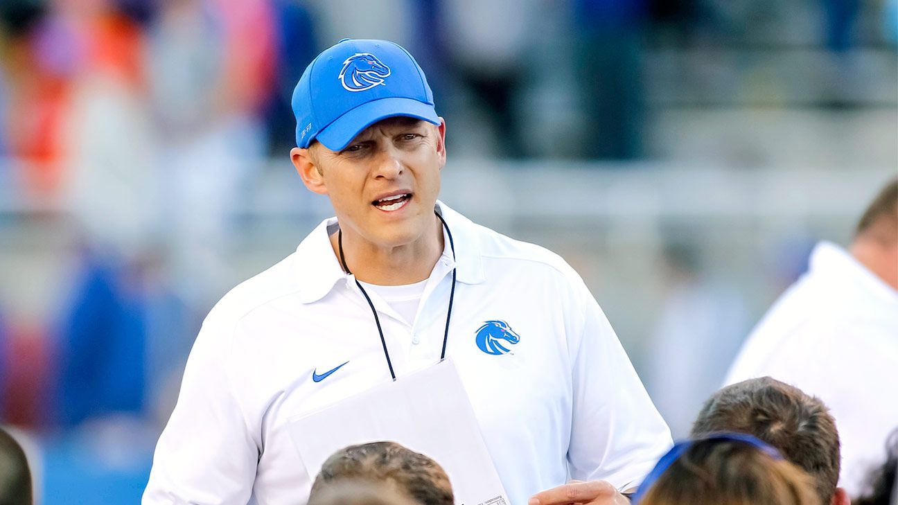 Boise State coach Bryan Harsin answers reporter's phone during presser ...