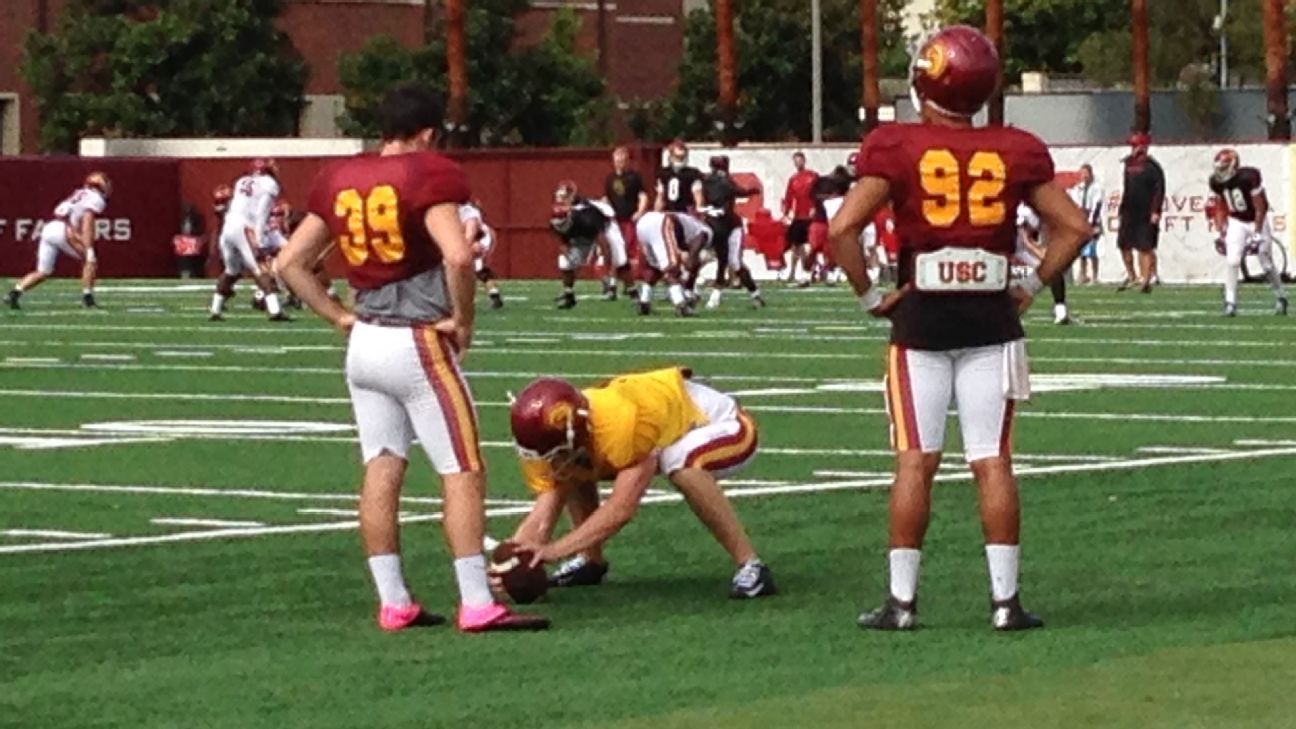 Blind long-snapper Jake Olson joins USC Trojans for 1st practice as player - ESPN