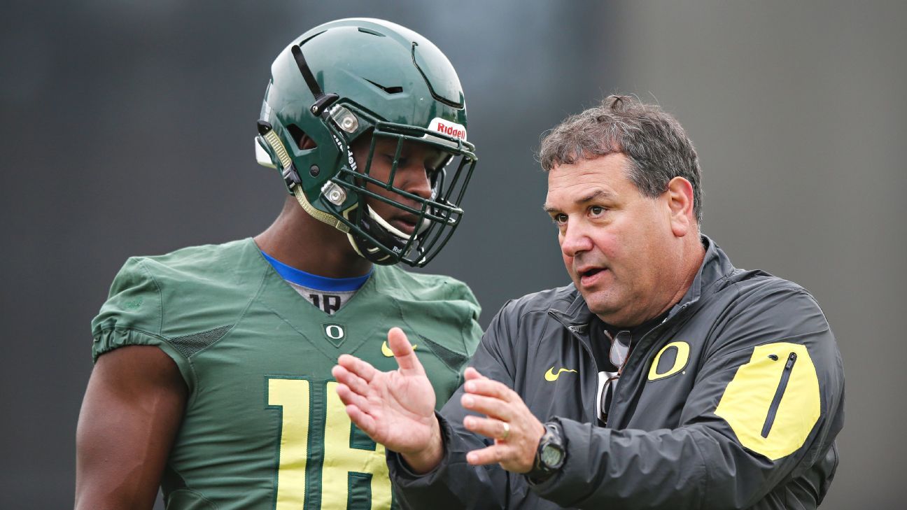 Oregon Ducks getting used to Brady Hoke's binder-bound playbook - ESPN ...