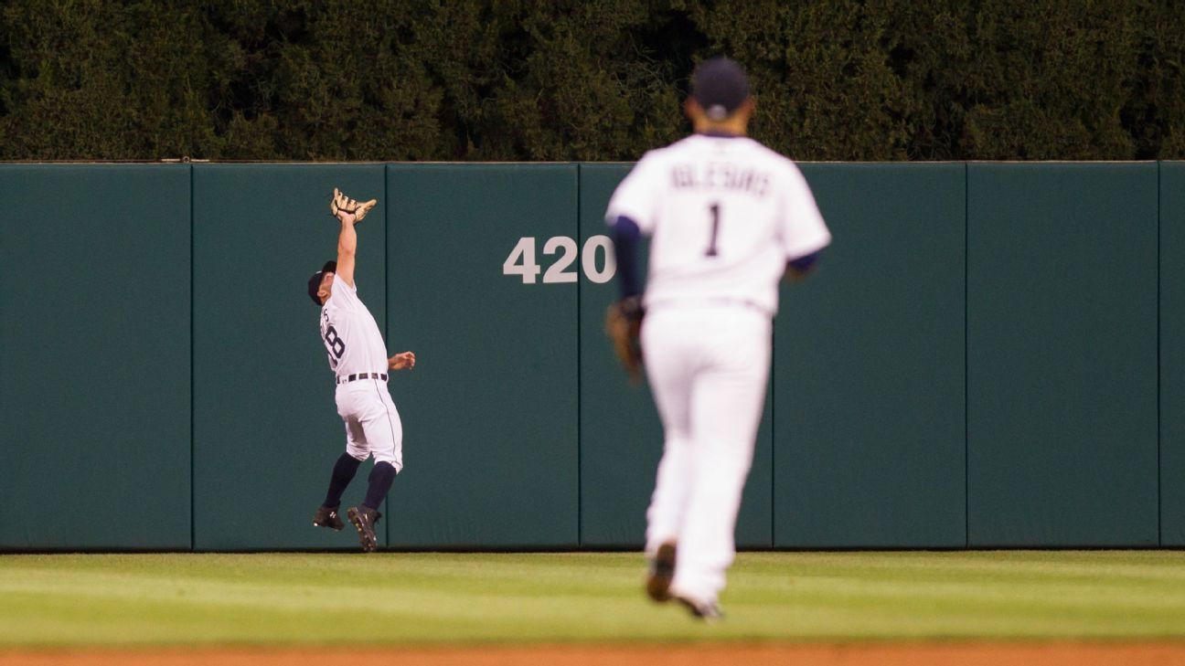 Tyler Collins won't be suspended for flipping off booing Tigers fans - ESPN