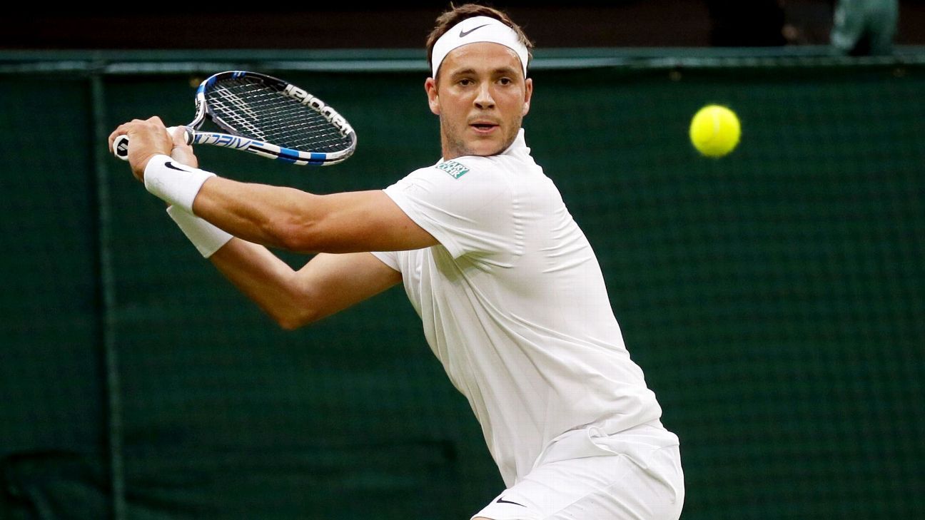 Roger Federer opponent wears Roger Federer shirt - ESPN