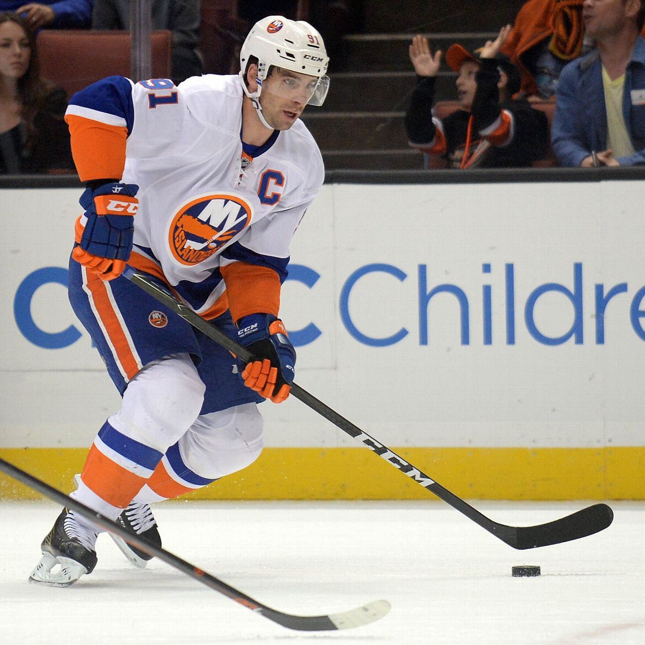 New York Islanders' John Tavares hurts leg, helped off ice - ESPN