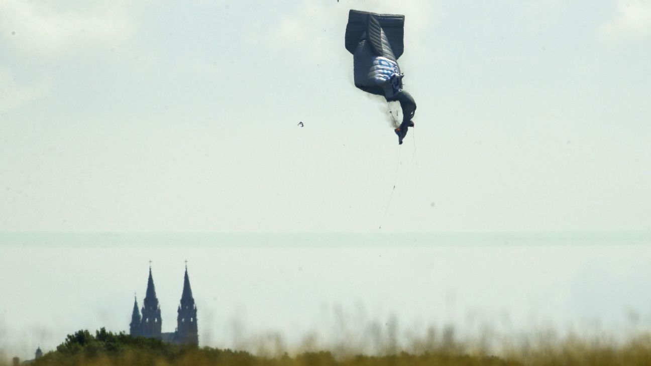 Blimp pilot suffers burns after crash near U.S. Open - ESPN