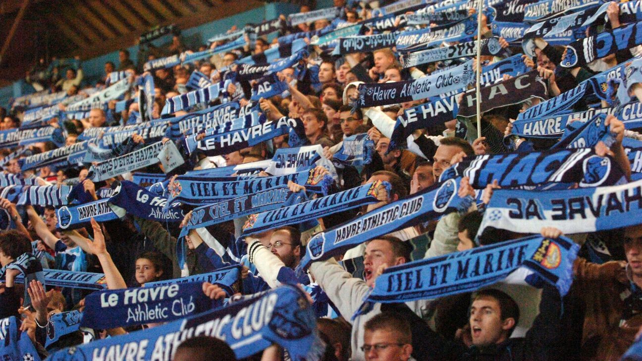 Angry Le Havre supporters invade pitch after loss to Quevilly - ESPN