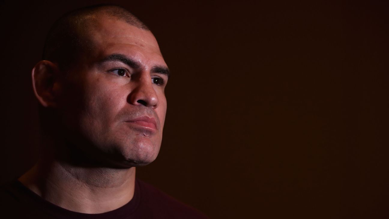 Caín Velázquez y Tyson Fury aparecen en Smackdown - ESPN