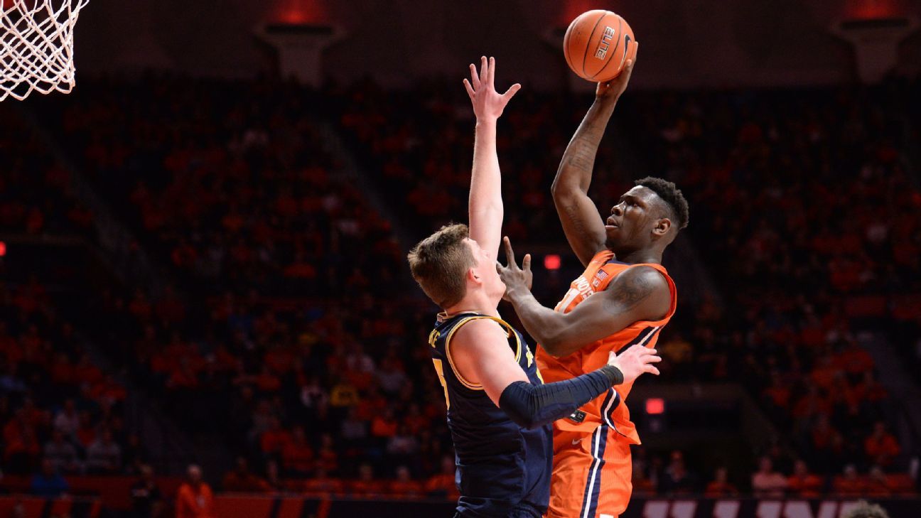 Illinois' Kofi Cockburn accidentally clobbers official while ...