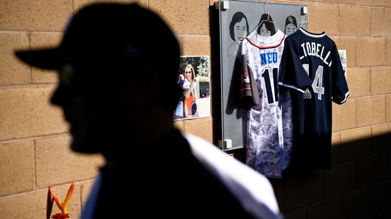 Escuela honra a coach John Altobelli jugando en su día favorito - ESPN