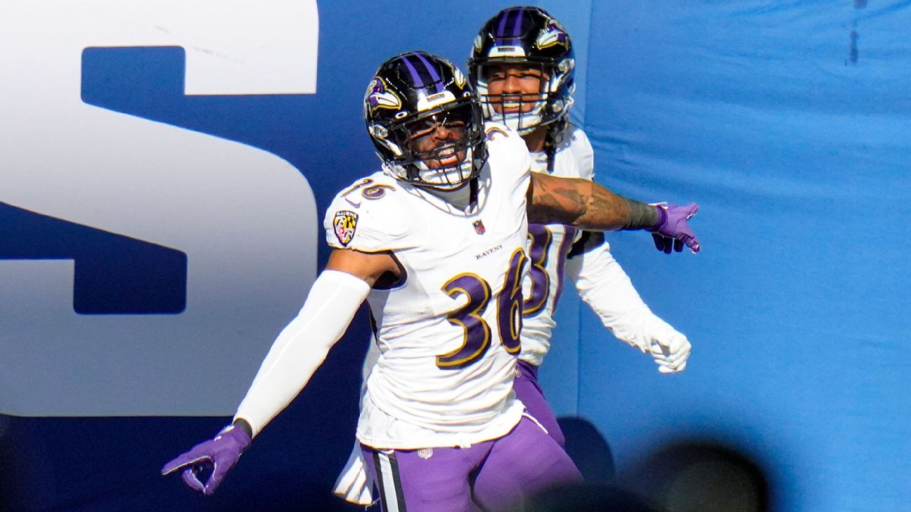 Chuck Clark extends Ravens' takeaway streak, takes it all the way - ESPN