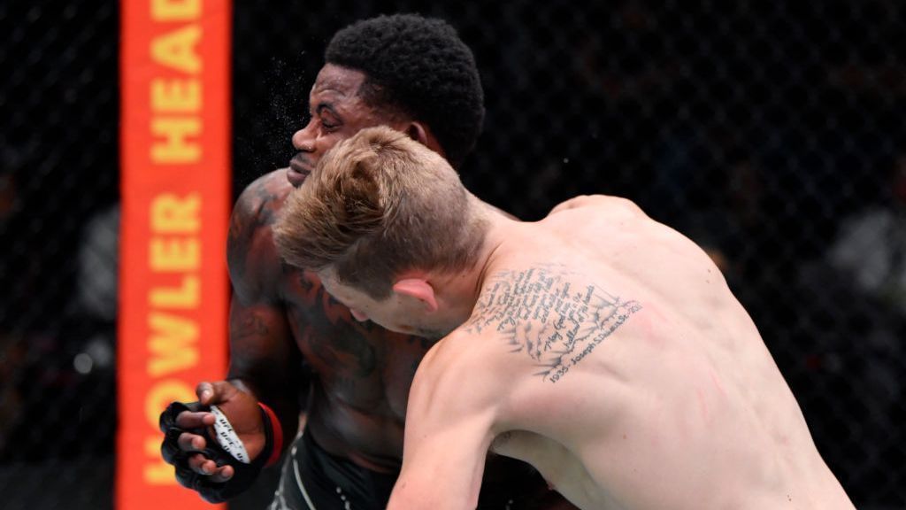 UFC: Holland leva cabeçada involuntária, 'apaga', é finalizado, mas ...