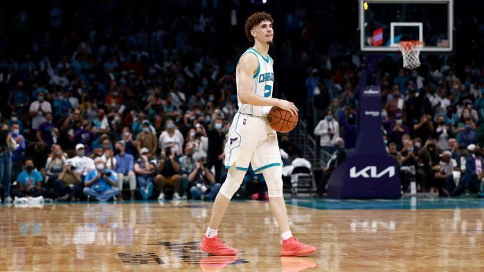 Charlotte Hornets star LaMelo Ball returns to No. 1 jersey number - ESPN