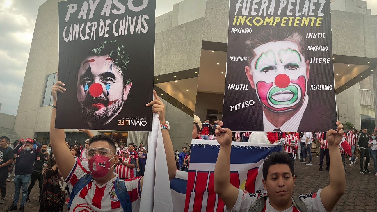 Afición de Chivas protestó contra el equipo en la Ciudad de México - ESPN