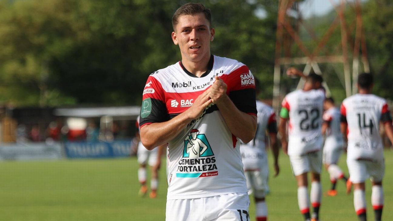 Carlos Mora es dado de baja de emergencia en Alajuelense - ESPN