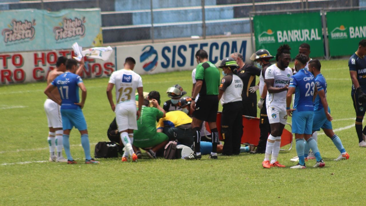Isaac Acuña se desploma en la cancha y Comunicaciones se une a apoyarlo ...