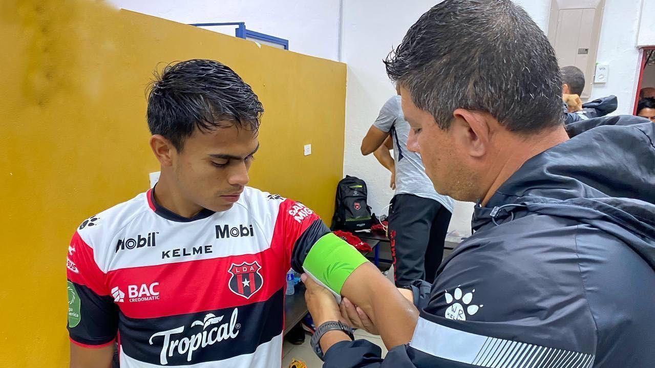 Aarón Suárez no escondió el orgullo por ser capitán de Alajuelense con ...