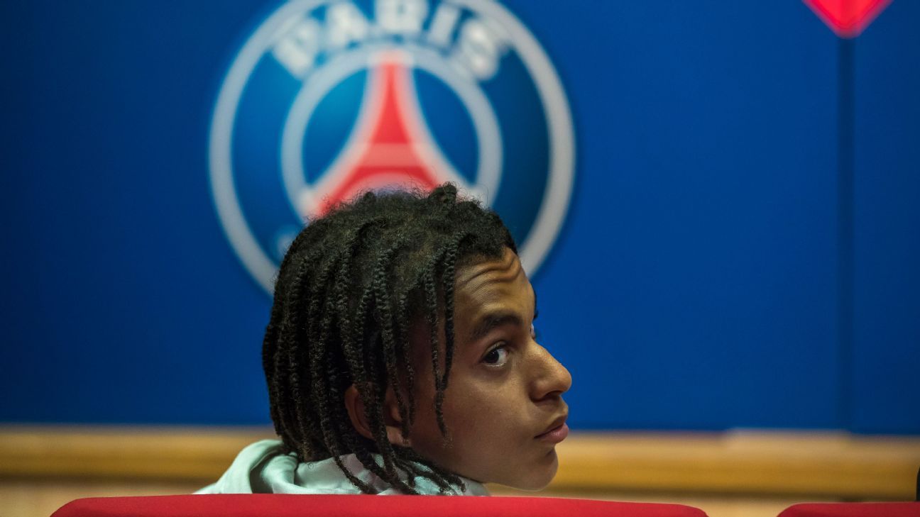 Aos 15 anos, irmão de Mbappé faz estreia pelo profissional do PSG com ...