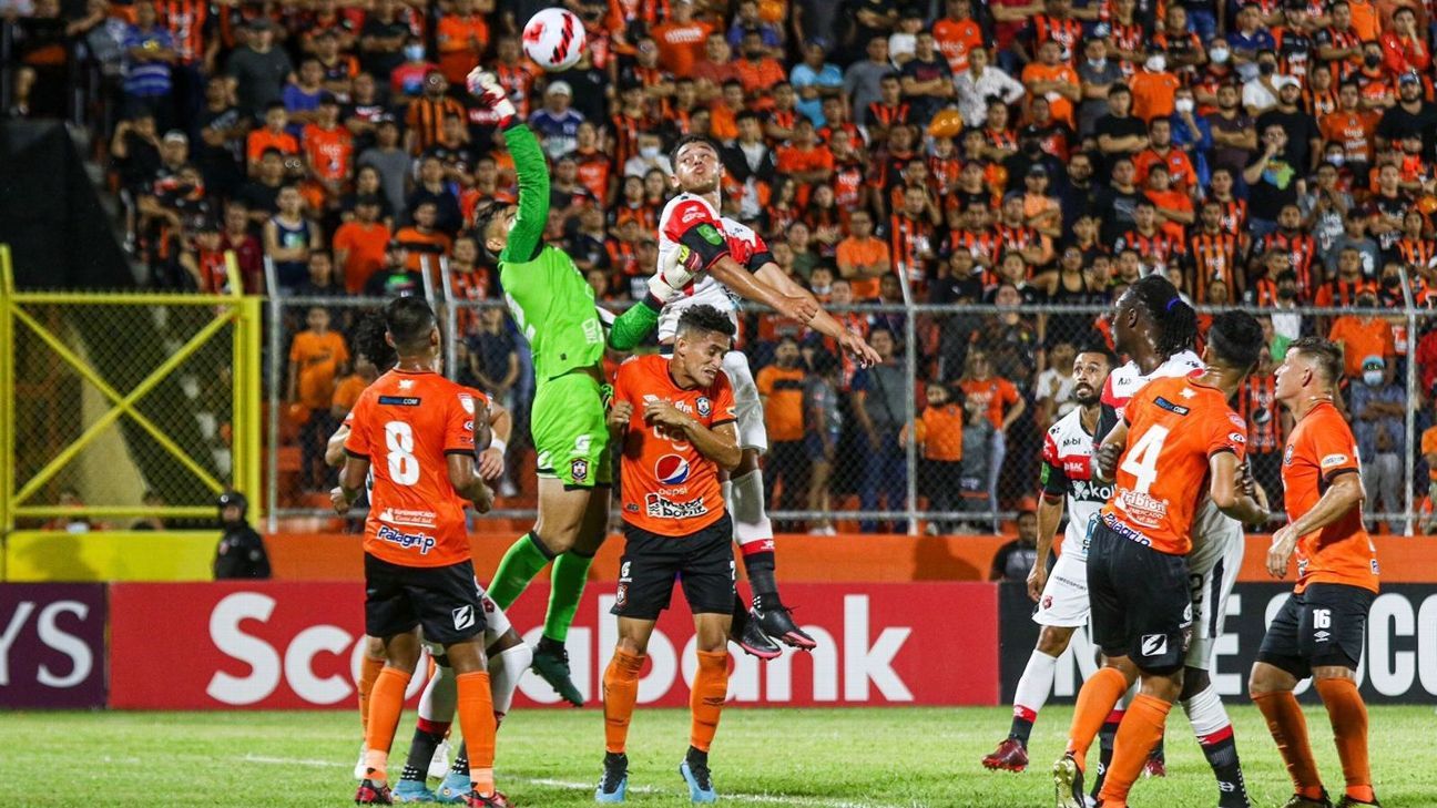 Alajuelense ve como ventaja un criterio que le jugó en contra en ...