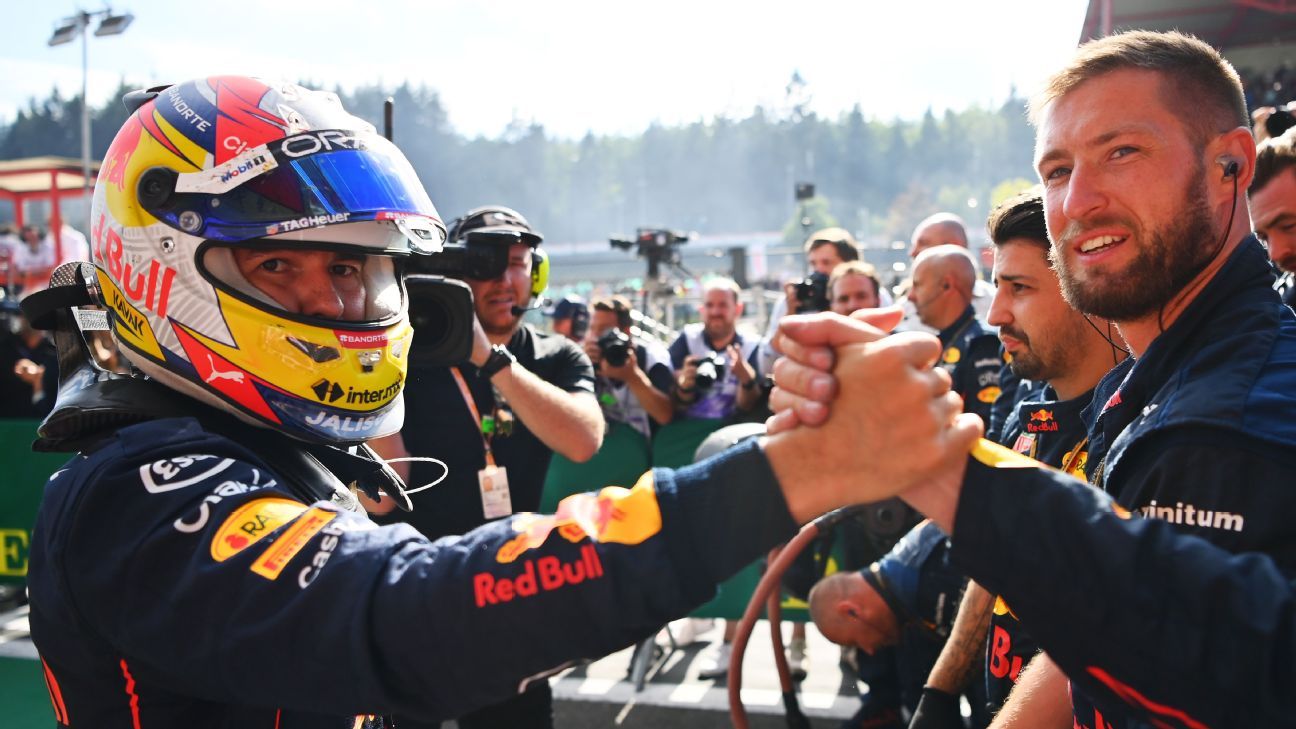 A Checo Pérez 2022 le tomó 14 carreras superar a los demás Checos... Y ...