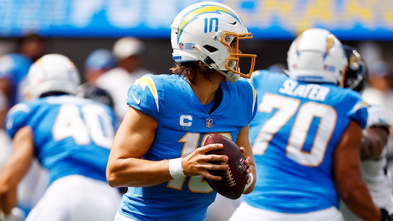 Justin Herbert connects with Mike Williams on 15-yard touchdown pass - ESPN