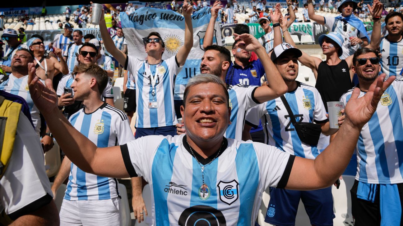La afición de Argentina toma el centro de Qatar, un día antes de ...