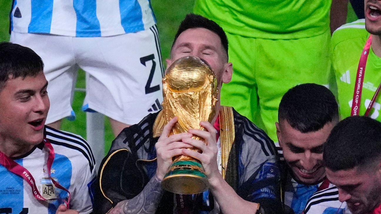 ¿Dónde estuvo la Copa del Mundo desde que Messi la besó hasta hoy? - ESPN