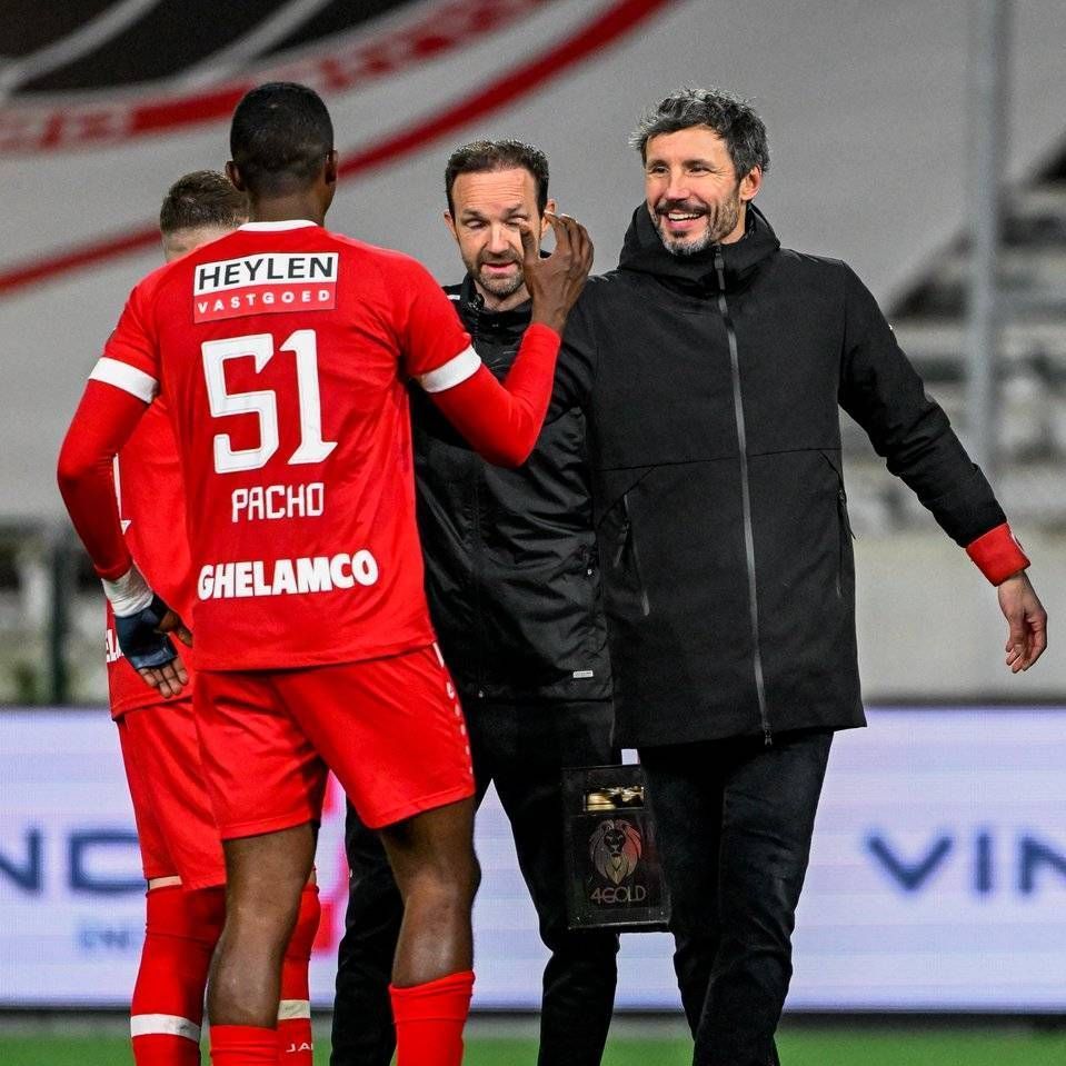William Pacho fue titular en una sólida victoria del Royal Antwerp - ESPN