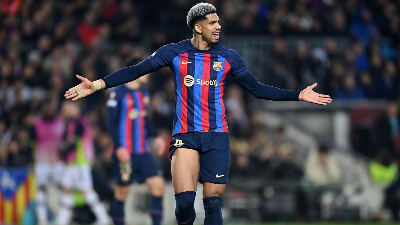 Ronald Araújo, el nuevo 'rescatista' del Barcelona de Xavi - ESPN