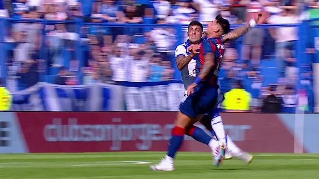 Polémica en Liniers: el gol anulado a San Lorenzo por la falta de Adam ...