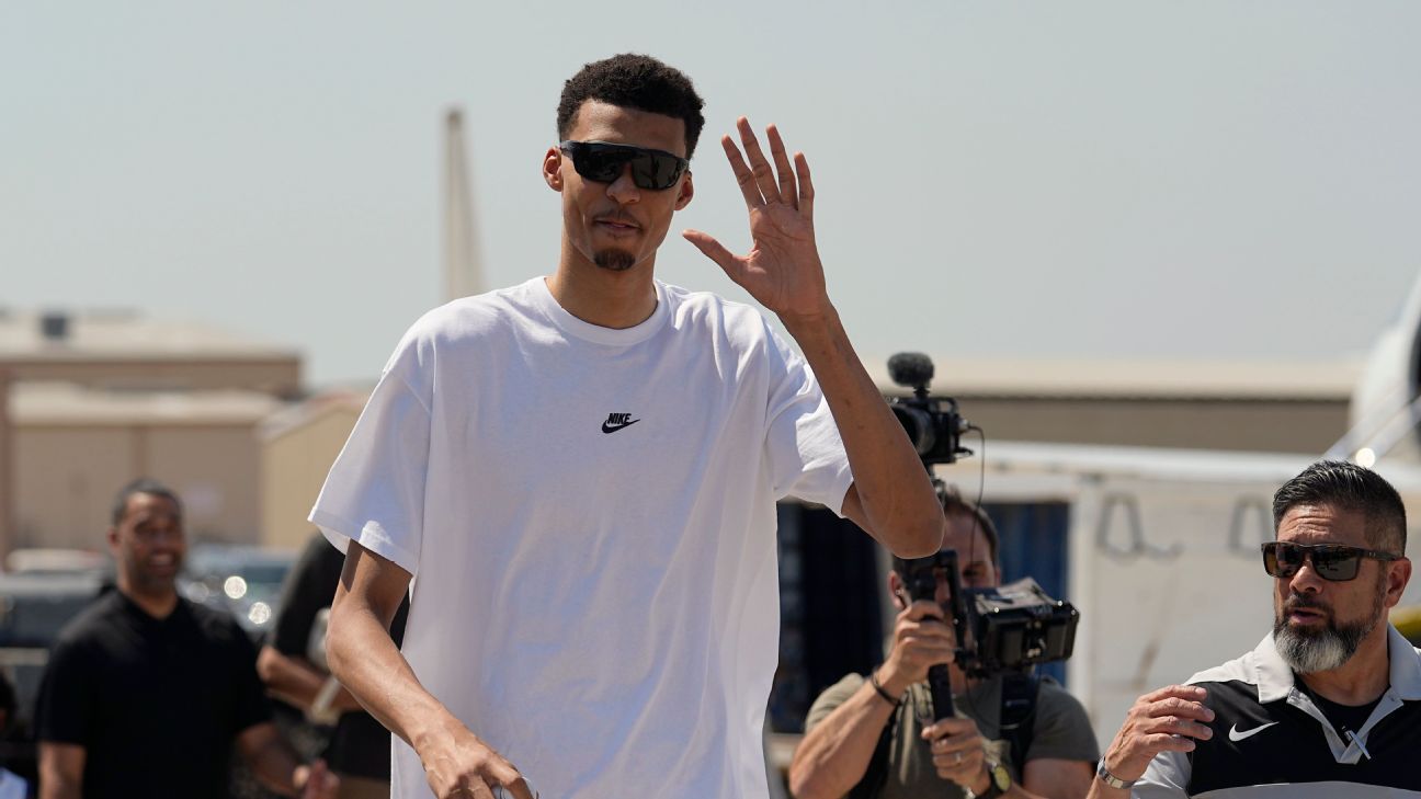 San Antonio recibe a Victor Wembanyama gritando ¡Wem-V-P, Wem-V-P! - ESPN