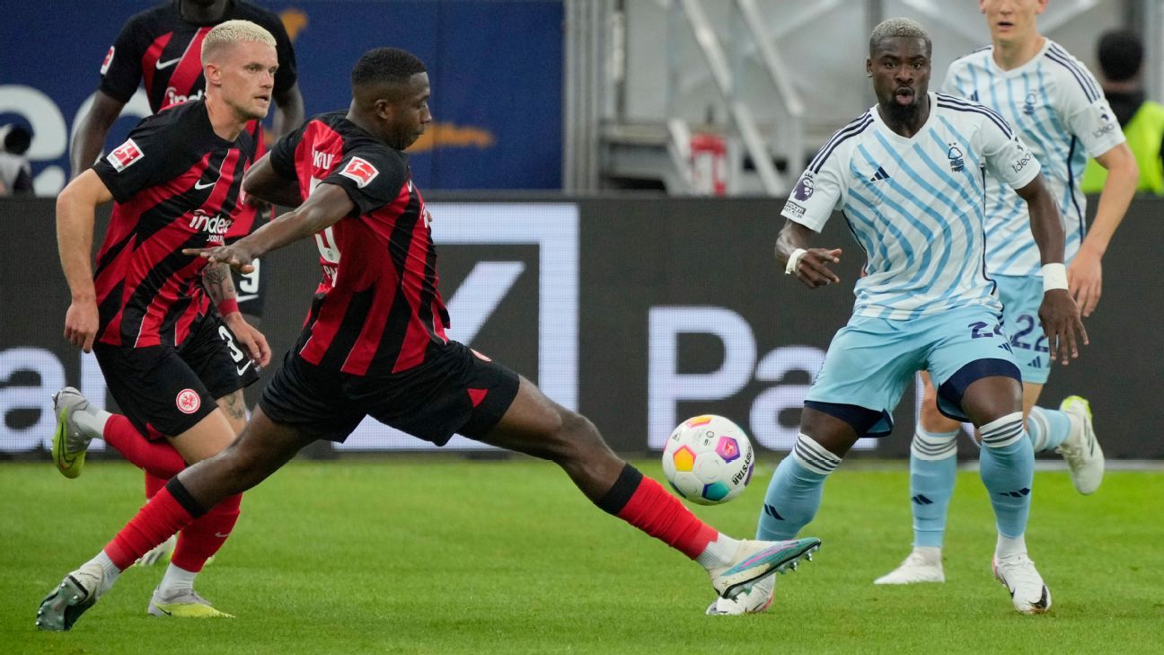 William Pacho se gana un lugar en el equipo titular del Eintracht ...