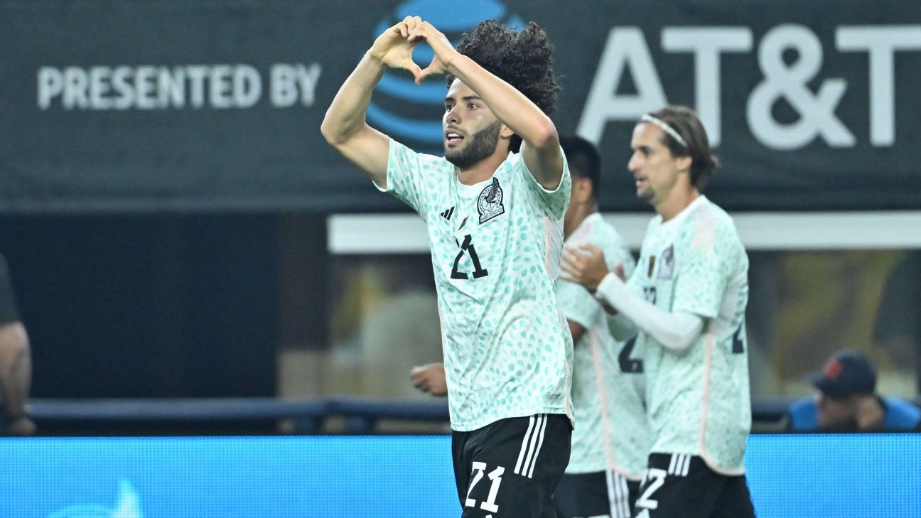 César Huerta y otros debutantes goleadores en Selección Mexicana - ESPN