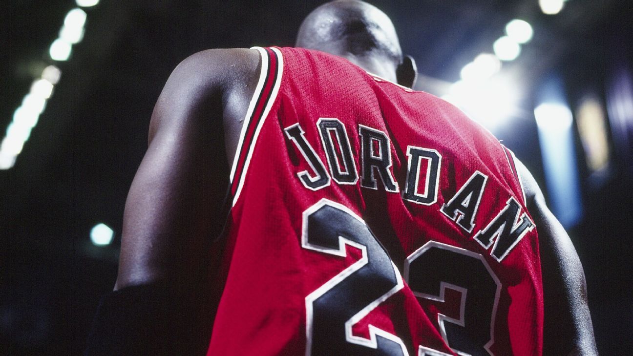 Michael Jordan, su primera firma en la NBA y los Rockets - ESPN